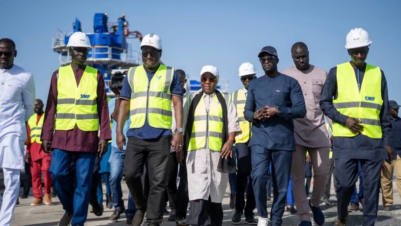 Dr Fatou Diouf en visite sur le chantier du Port Minéralier et Vraquier ...